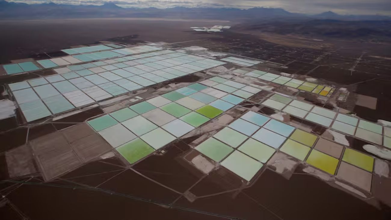 Mayoría en Chile apoya alianza Codelco-SQM para explotar litio en Atacama, revela estudio de la ...